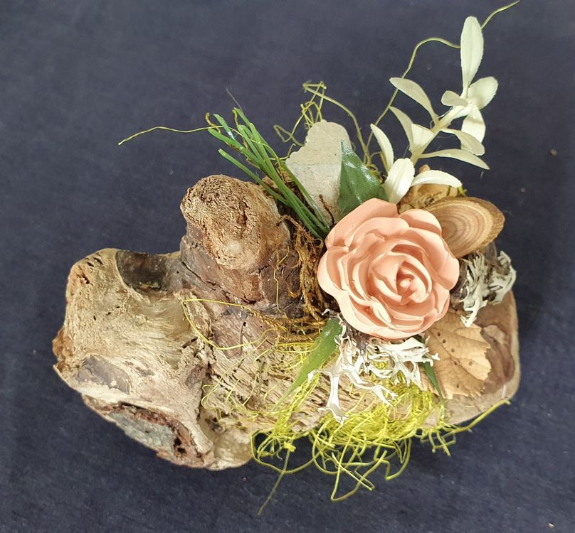 Kleines verziertes Wurzel- Trockengesteck mit Rose (Neu und ...