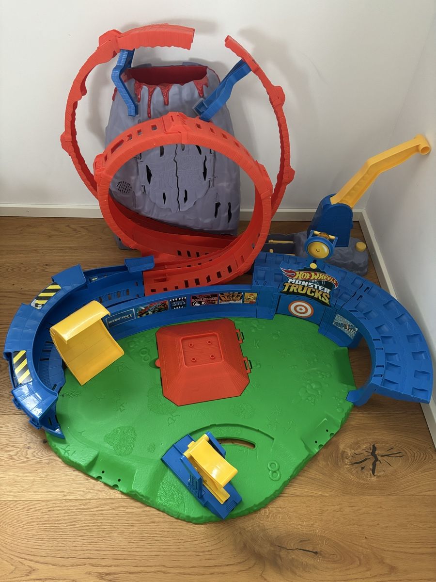Hot Wheels Autorennbahn Monster Truck T-Rex Vulkan (Gebraucht) in ...