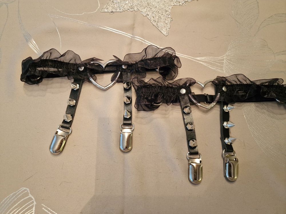 Strumpfhalter mit Rüschen und Nieten NEU | Kaufen auf Ricardo