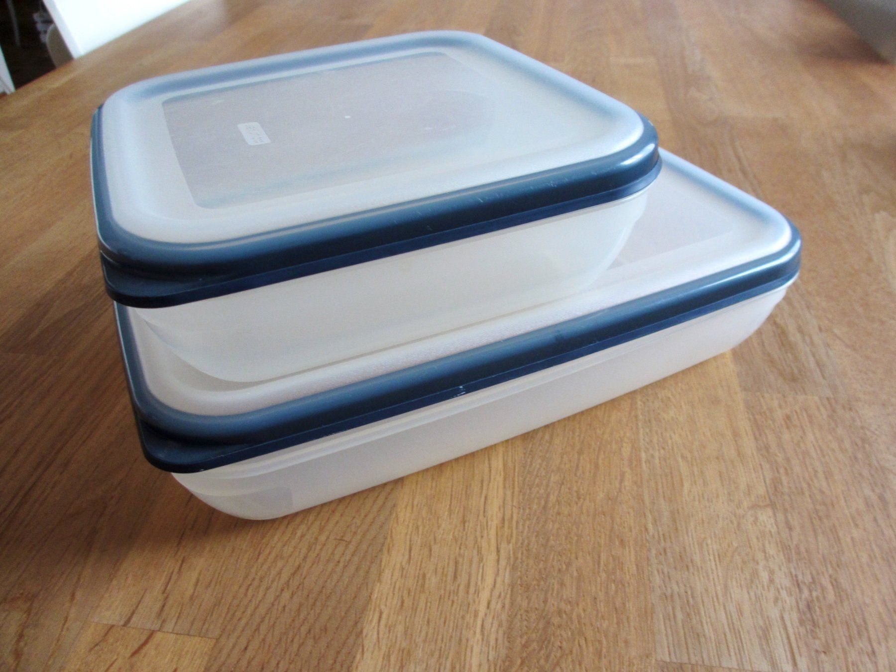 Plastikbehälter 1 gebraucht und 1 gut (Ins 1/3) (Gebraucht) in ...