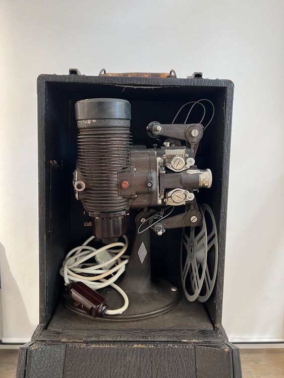 Vintage Bell & Howell Filmo 57-S Projector With Case (Gebraucht) in ...