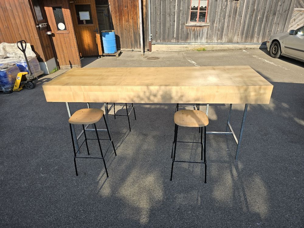 schöner grosser Designer Stehtisch mit 4 Barhokern ab 1500.- (Gebraucht ...