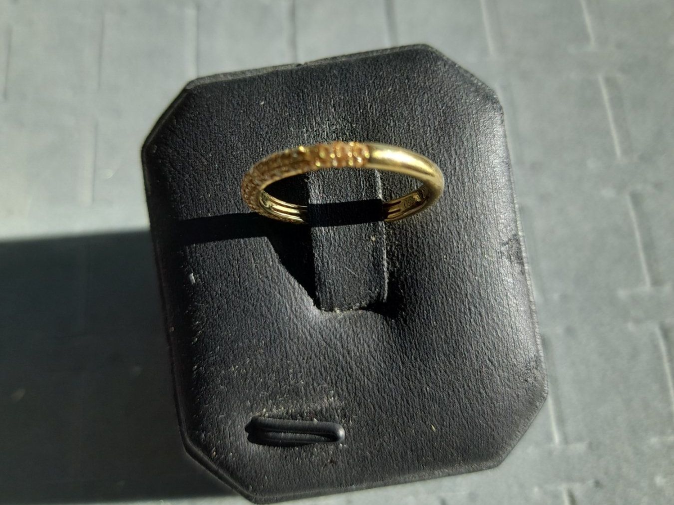 MAGNIFIQUE BAGUE OR JAUNE PAVEE DE SAPHIR JAUNES, par moitié (Neuf ...