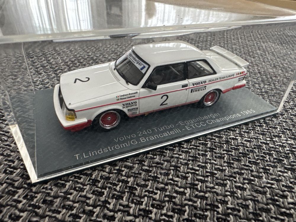 Volvo 240 Turbo 1:43 mit Vitrine ab 9.- (Gebraucht) in Sennwald für CHF ...