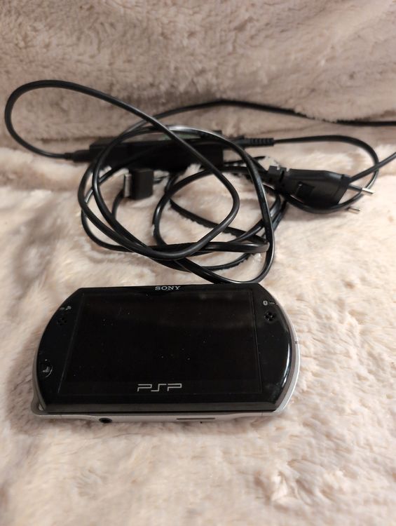 PSP Go nit Ladekabel (Gebraucht) in Zürich für CHF 134 – mit Lieferung auf Ricardo kaufen