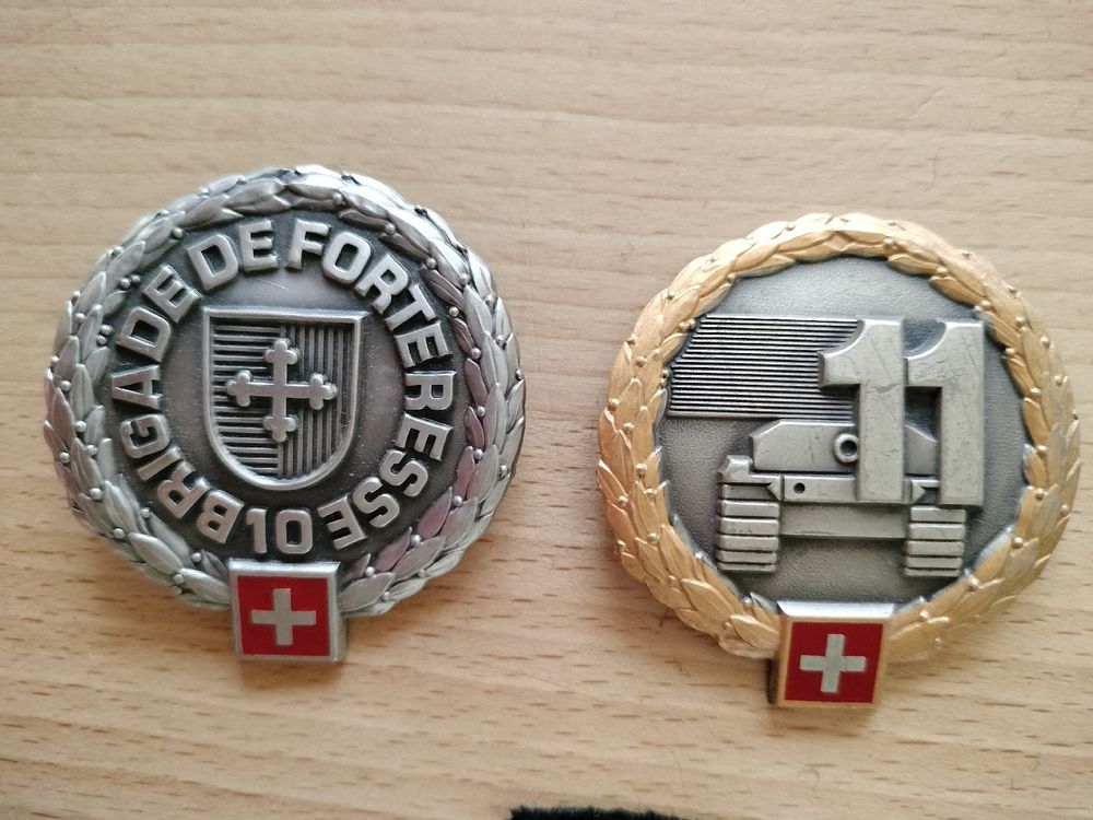 Diverse Schweizer Armee Militär Abzeichen (Gebraucht) in Schwanden Sigrisw für CHF 10 – mit ...