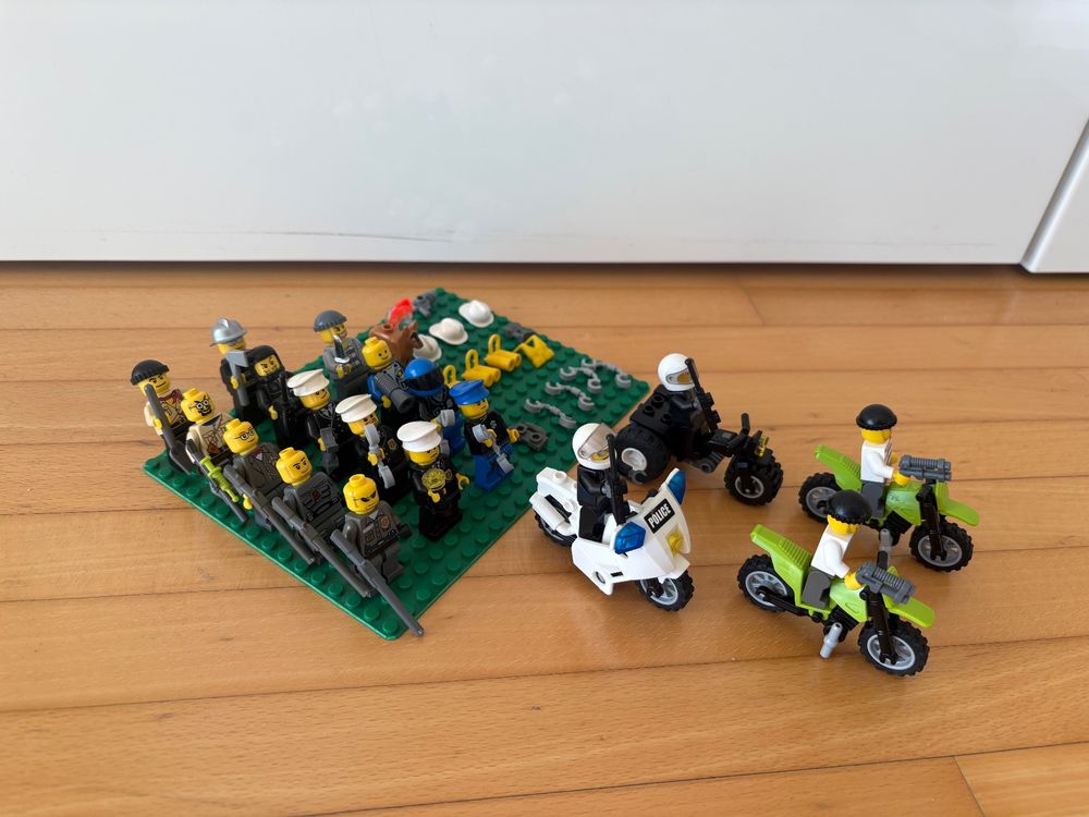 Lego City Polizei Figuren Set mit Motorräder und Zubehör (Gebraucht) in ...