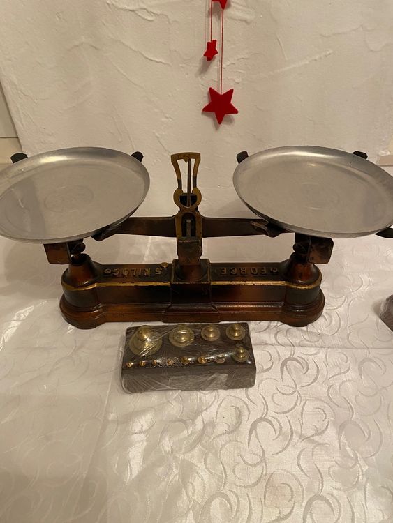 Balance ancienne avec poids complet dans socle en bois | Kaufen auf Ricardo