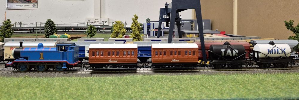 Märklin Thomas the Tankengine Zug mit Lok und 4 Wagen (Gebraucht) in ...