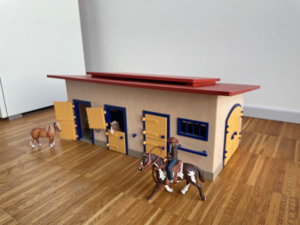 Pferdestall (Schleich 40164) mit abnehmbarem Holzdach (Gebraucht) in ...