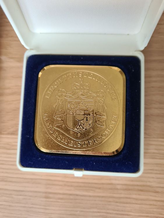 Zwei originale Liechtensteiner-Medaillen (Neu (gemäss Beschreibung)) in Balzers für CHF 149.9 ...