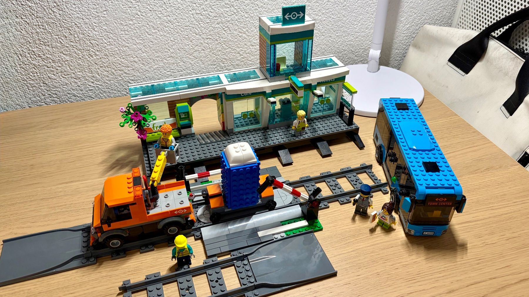 Lego City Train Station 60335 Bahnhof mit Bahnübergang (Gebraucht) in ...