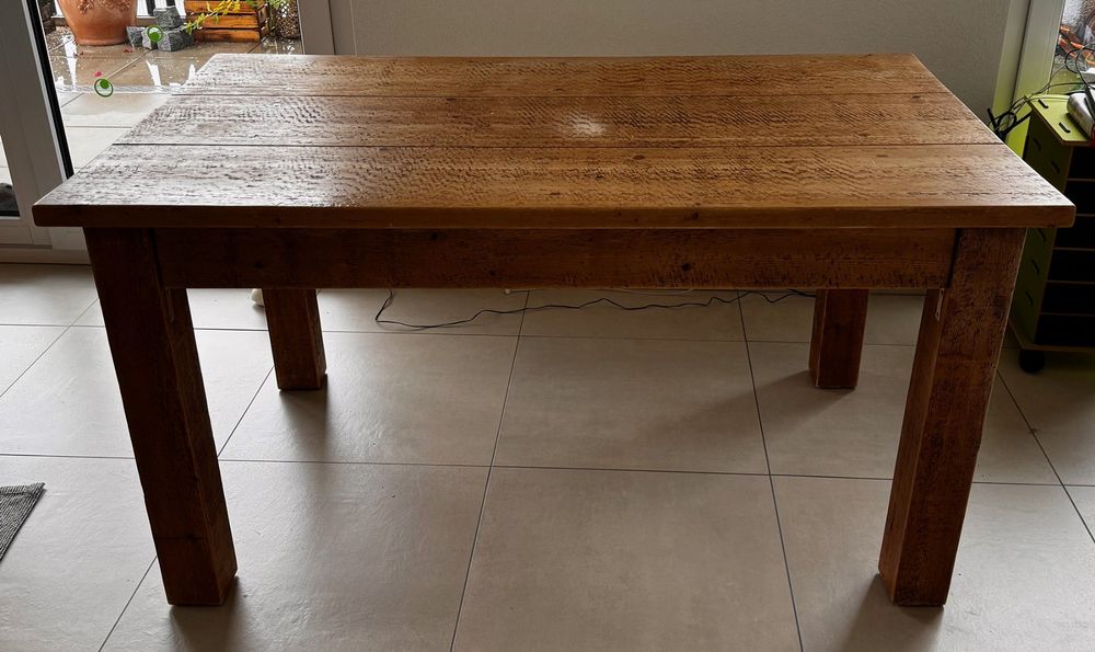 Massiver Holztisch (Gebraucht) in Uerikon für CHF 30 – nur Abholung auf Ricardo kaufen