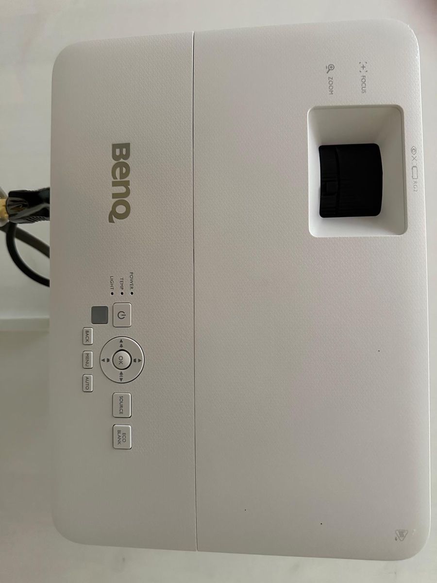 BenQ Beamer Full HD - inkl. Wandhalterung & GRATIS Leinwand (Neu ...