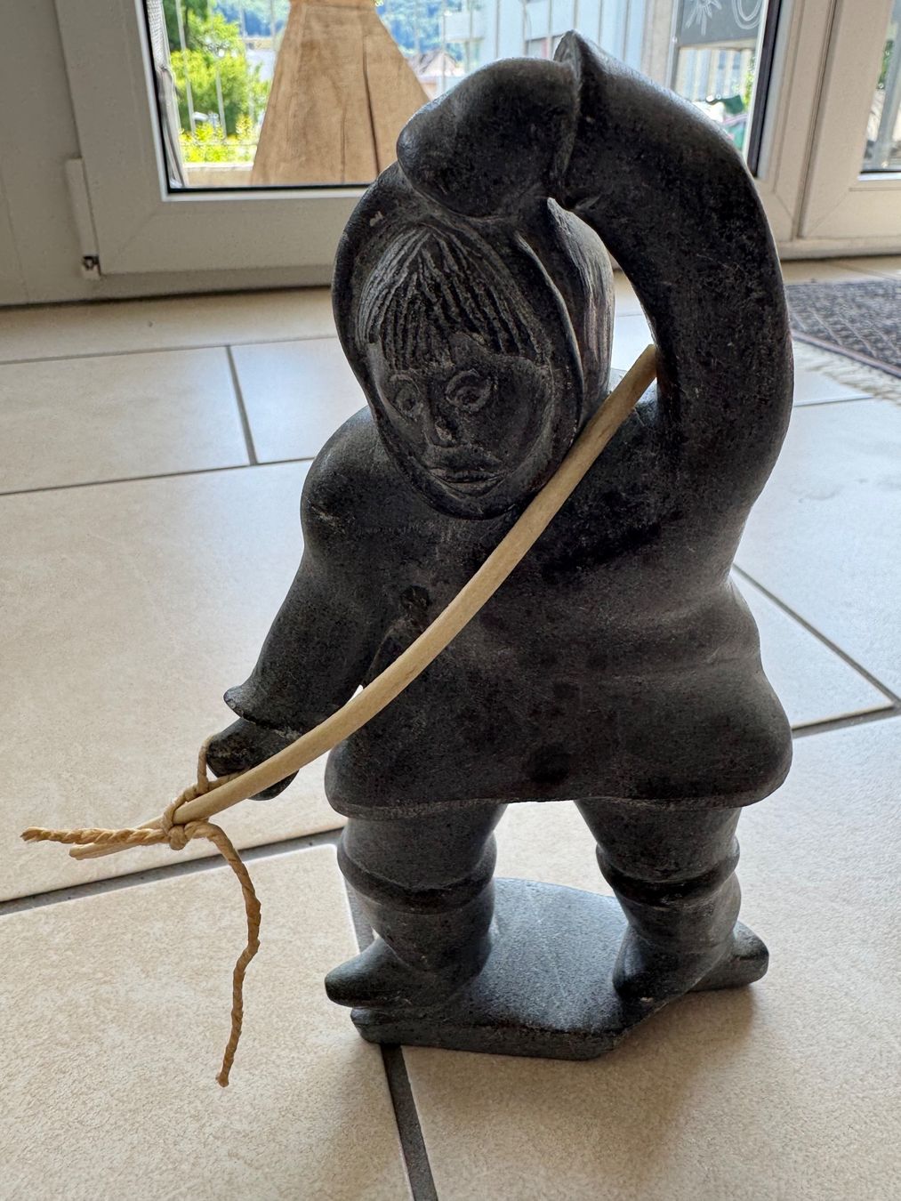 🌻 Inuit Steinskulptur mit Speer & Schnur, sig. RAR 1452... (Gebraucht ...