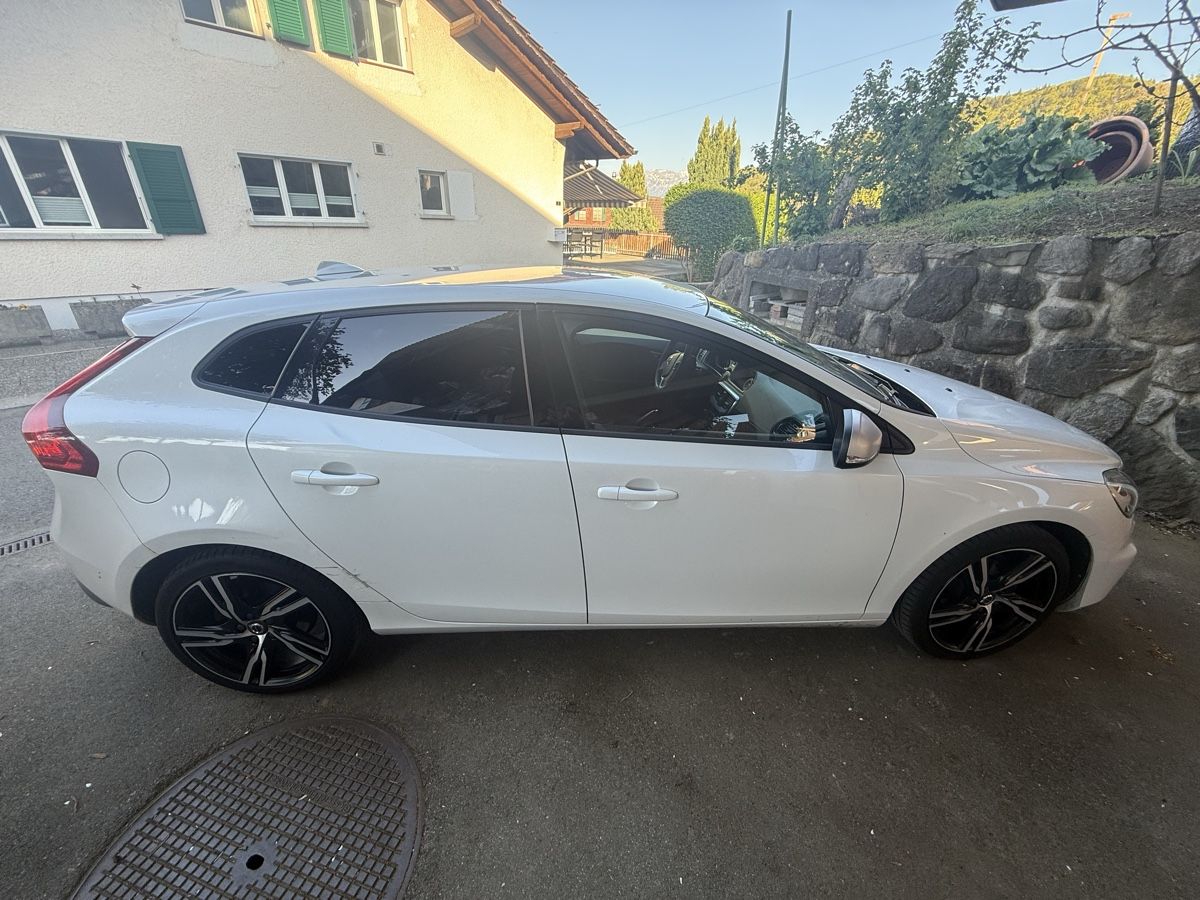 2017 Volvo V40 2.0 D2 Kinetic R-Design (Gebraucht) in Spiez für CHF ...