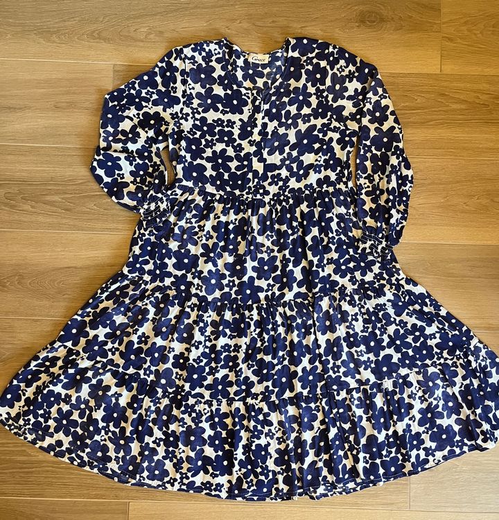 Pretty white dress with navy blue flower prints from Grace (Gebraucht ...