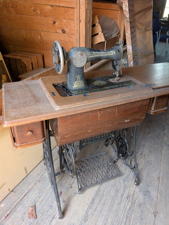 Antike Singer Nähmaschine im Tisch (Gebraucht) in Seeberg für CHF 50 ...