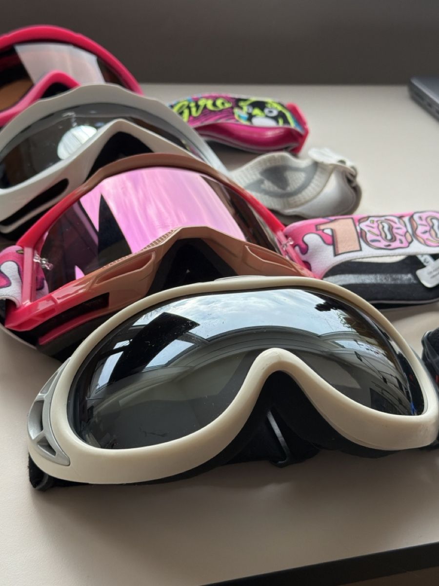Stylish Ski Goggles in different sizes. Price includes all. (Gebraucht ...