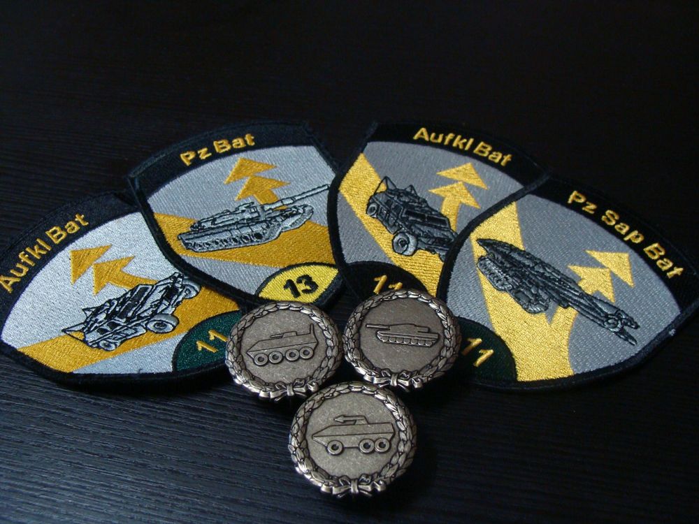 Lot de badges chars avec insignes métalliques (Gebraucht) in Cuarny für ...