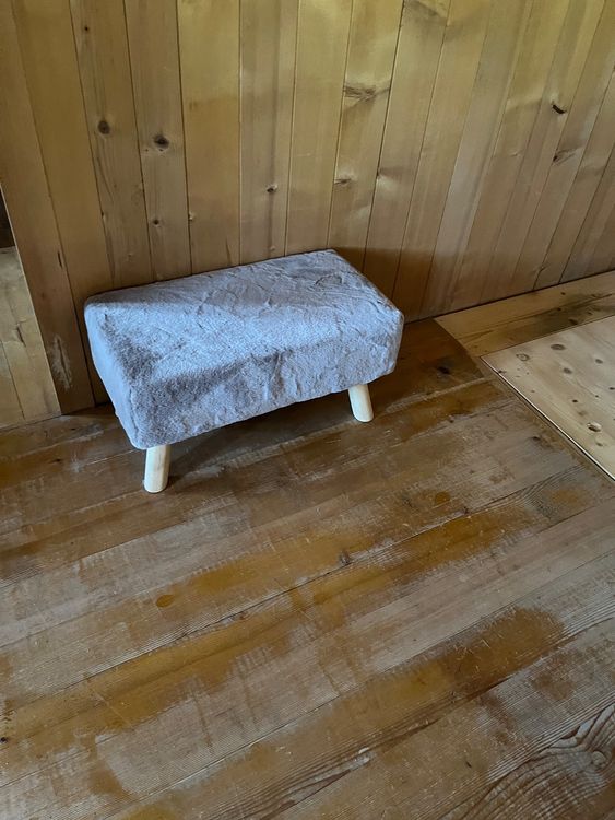 Gemütlicher Hocker mit Fellbezug - ideal für den Winter! (Gebraucht) in ...