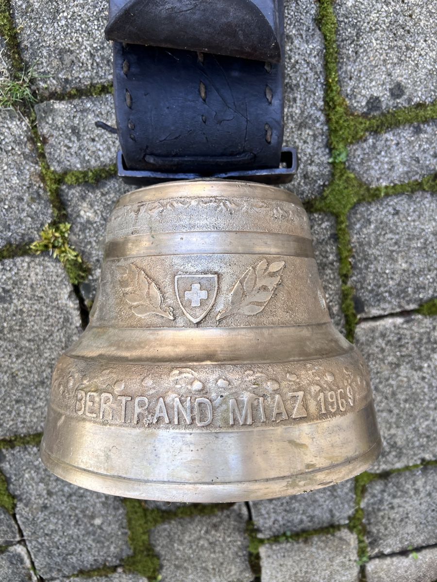 Cloche à vache Albertano (D'occasion) à Estavayer le lac pour CHF 74 ...