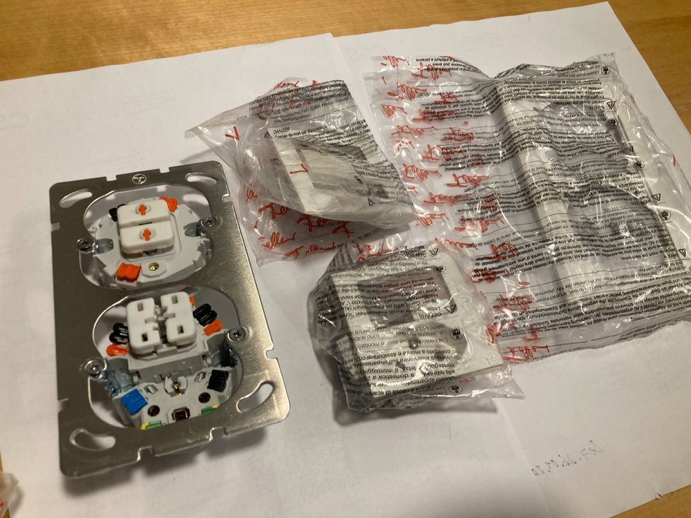 Neu Feller Edizio Kombination 2er Schalter Steckdose Storen (Neu und originalverpackt) in Basel ...