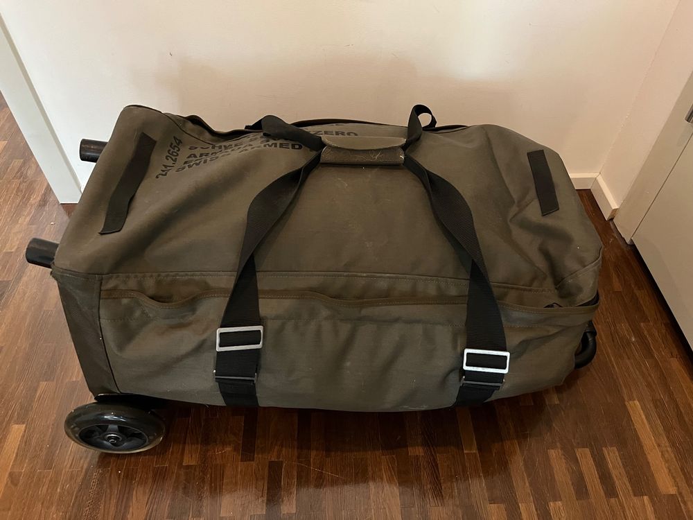 Rollkoffer Rolltasche Schweizer Armee Militär (Gebraucht) in Glattpark ...