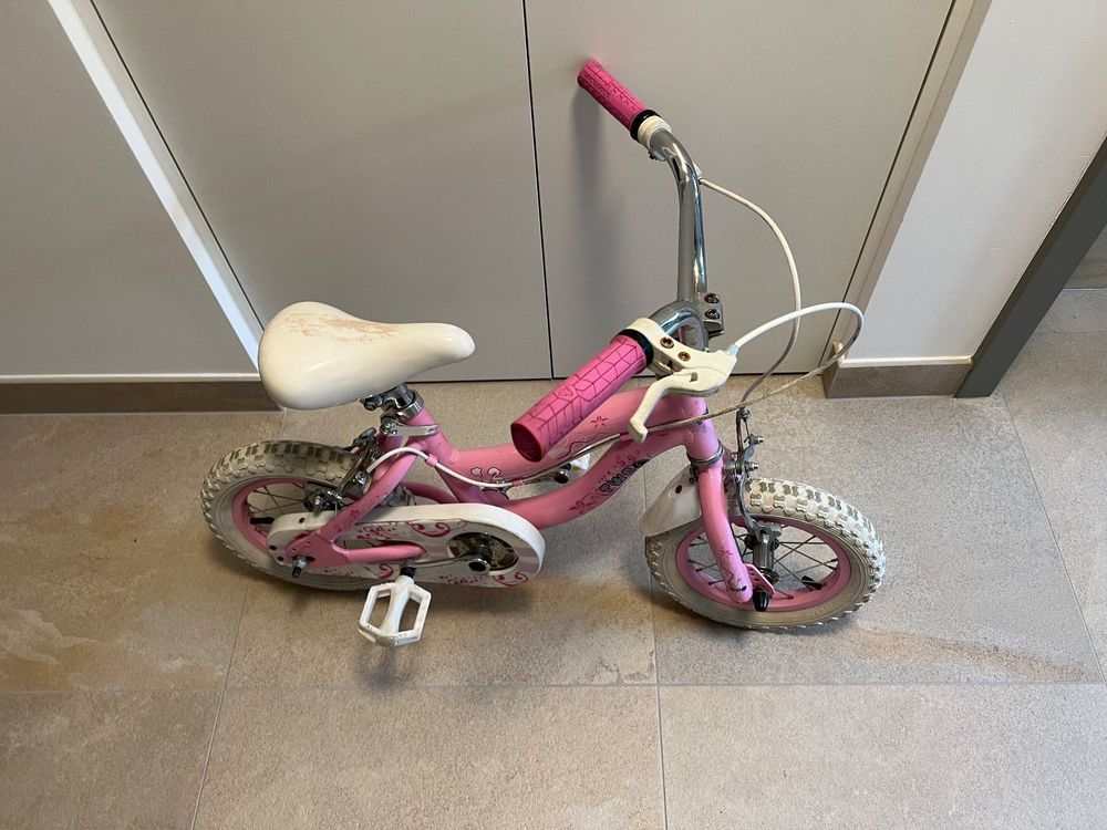 bike with help wheels in 2 sizes (Gebraucht) in für CHF 25 – nur ...