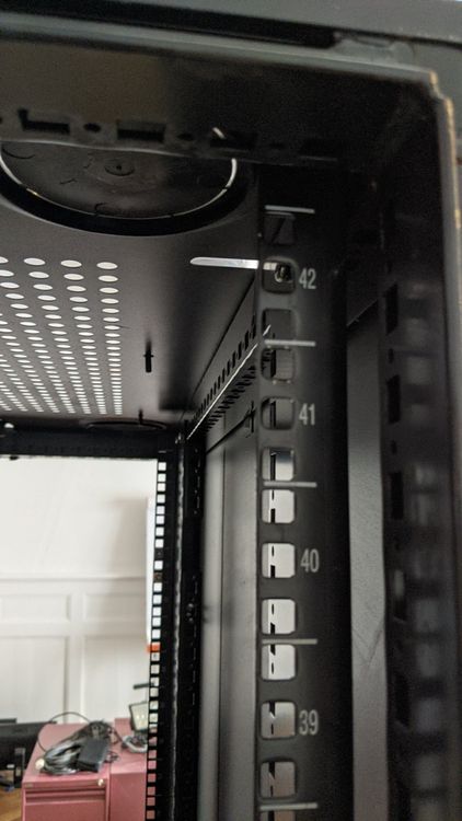 Rack 19 pouces 42U Dell (Gebraucht) in Le Locle für CHF 5 – nur ...