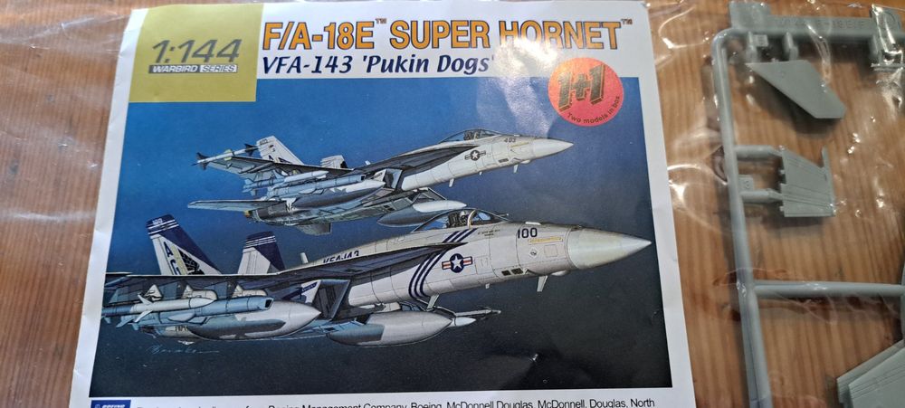 2 x F-18 Pukin dogs 1/144 sans boïte ni decals | Kaufen auf Ricardo