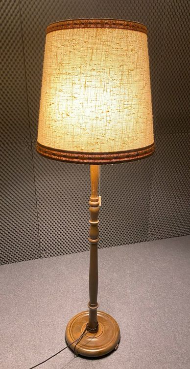 Vintage/Antike Stehlampe mit Holzfuss und Schirm (Gebraucht) in Samedan für CHF 40 – nur ...