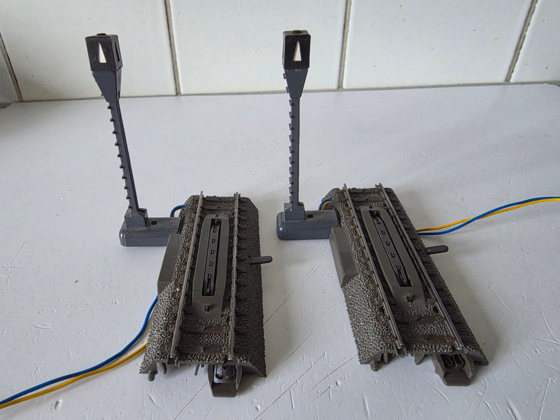 Märklin C--Gleis 2 Stück Entkupplungsgleise mit Masten 24997 (Gebraucht ...