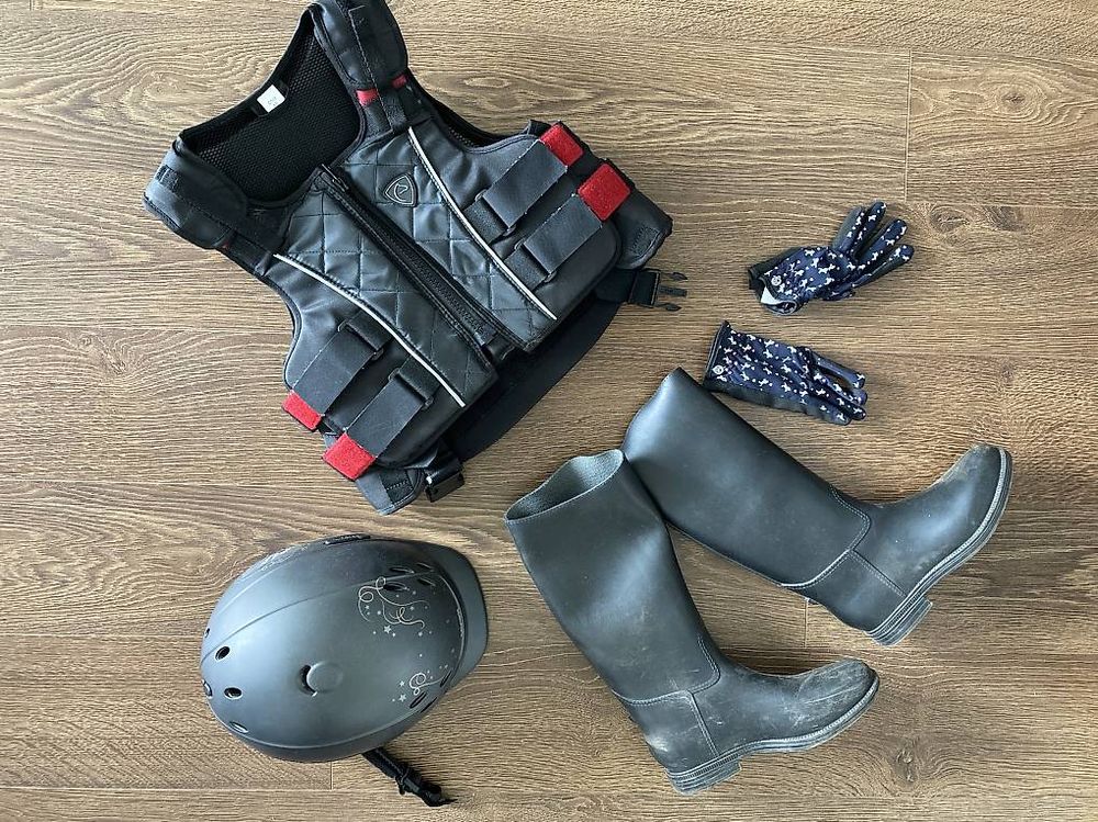 Panoplie d'équitation (D'occasion) à Savigny pour CHF 60 – avec ...