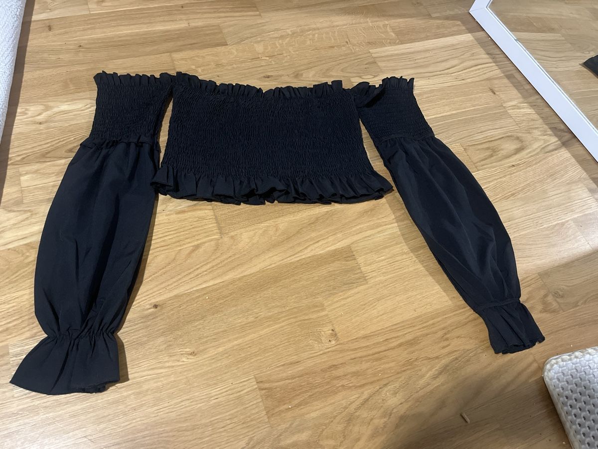 Pull noir BOOHOO (D'occasion) à Le Locle pour CHF 5.5 – avec livraison ...