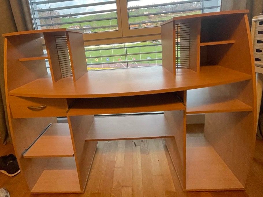 Computertisch Schreibtisch mit viel Stauraum Pult für PC (Gebraucht) in ...