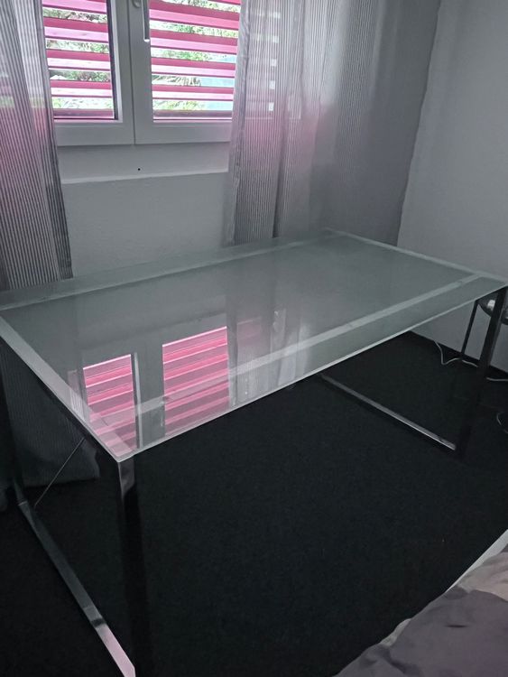 Schreibtisch mit Glasplatte (Milchglas) nur Abholung! (Gebraucht) in Riggisberg für CHF 15 – nur ...