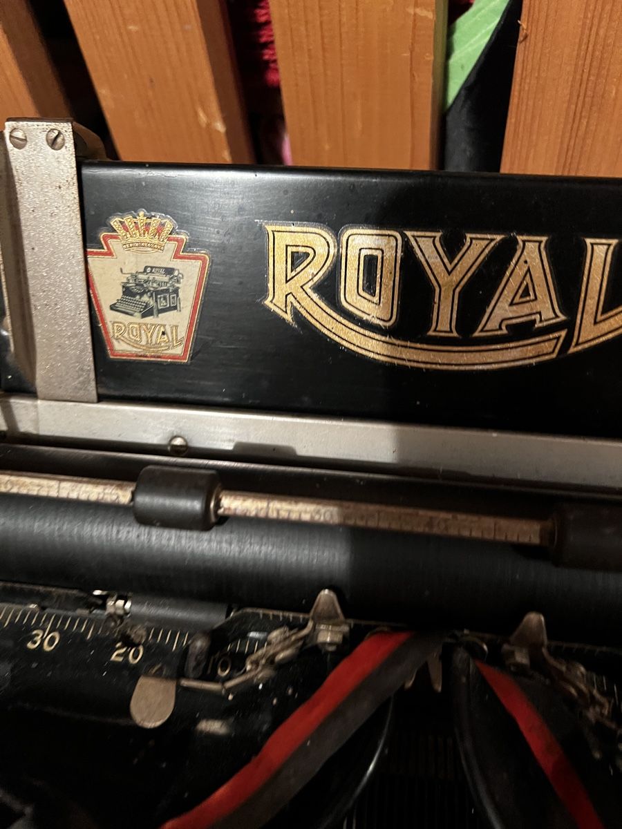 Vintage Royal Typewriter (Gebraucht) in Pully für CHF 50 – nur Abholung auf Ricardo kaufen