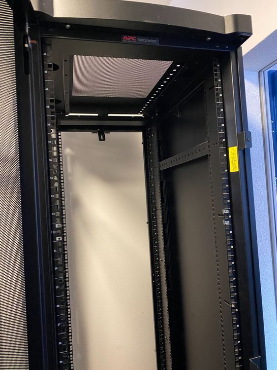APC Server Rack 42 HE eine Wand | Kaufen auf Ricardo