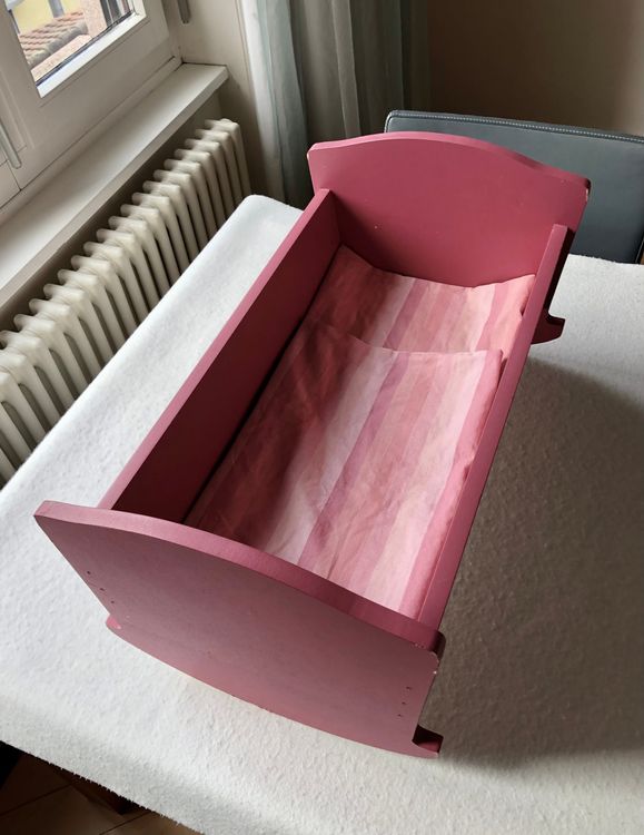 Puppenwiege, Puppenbett, aus Holz, Schweizer Fabrikat (Gebraucht) in Zürich für CHF 10 – nur ...