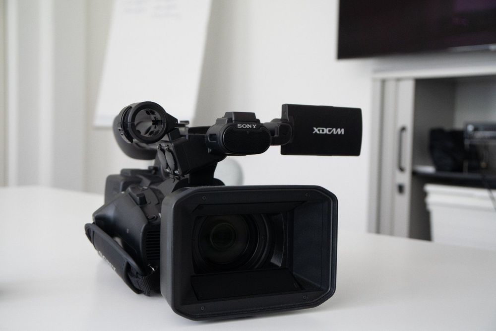 Sony XDCAM XAVC Camcorder mit 4K Zusatzdisplay | Kaufen auf Ricardo