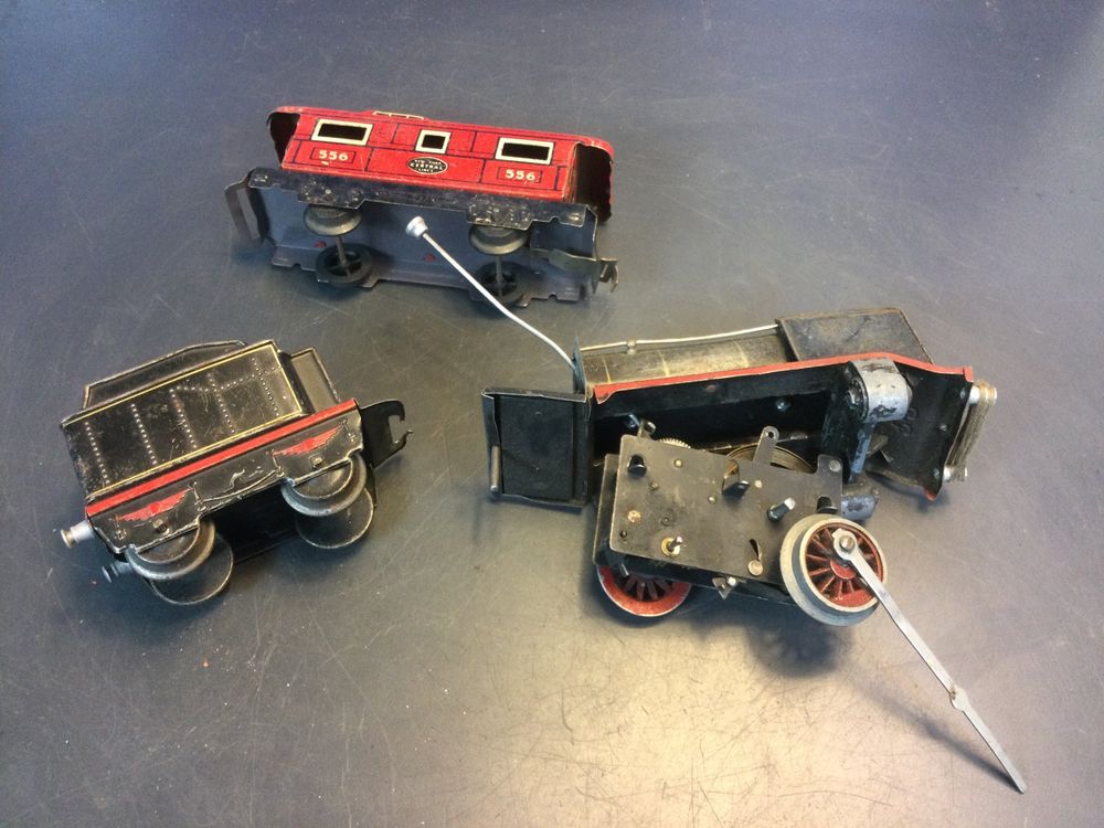 Alte Blecheisenbahn Wagen oder Teile defekt (Defekt) in Wangen SZ für ...