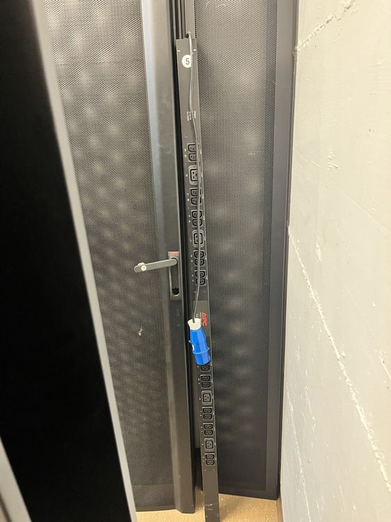 Serverschrank APC KVM Switch 16 Port | Kaufen auf Ricardo