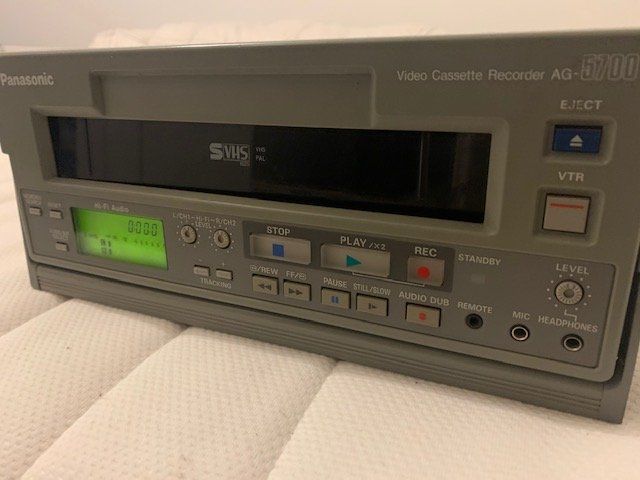 Panasonic AG-5700 Broadcast S-VHS Video Cassette Recorder (Defekt) in Grenchen für CHF 52 – mit ...