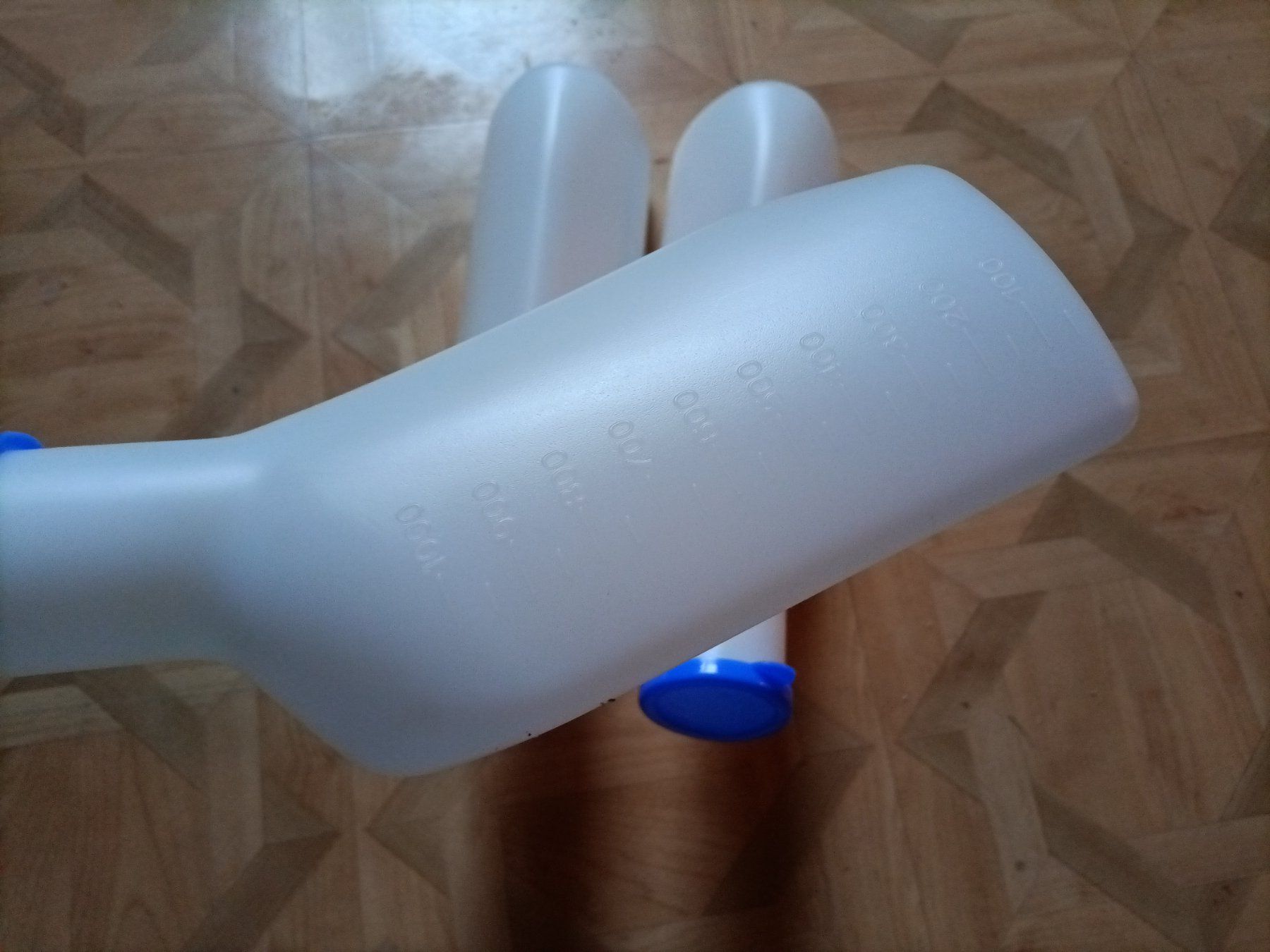 Urinflaschen 3 Stück, für Herren mit Deckel 1 Liter (Gebraucht) in ...