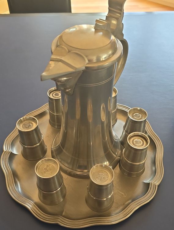 Solothurner Zinnkrug mit Tablett und 8 Bechern (Gebraucht) in Kestenholz für CHF 52 – mit ...