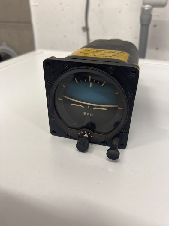 Flugzeug Künstlicher Horizont PERAVIA 28 Volt Rarität (Gebraucht) in ...