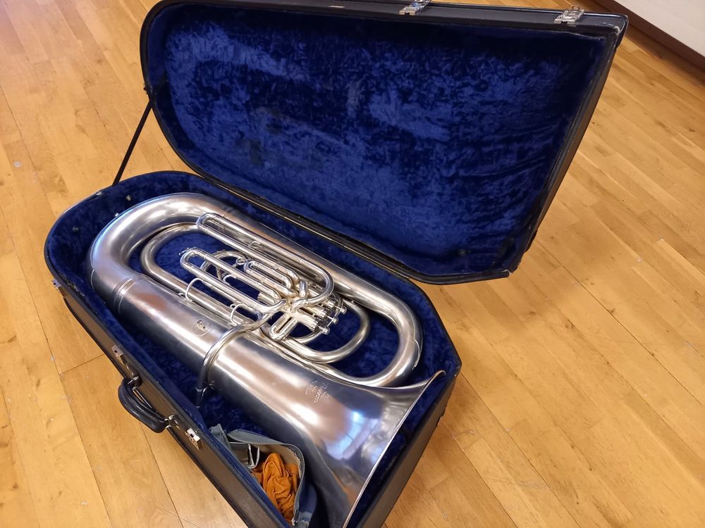 Bass Tuba in b mit Koffer | Kaufen auf Ricardo