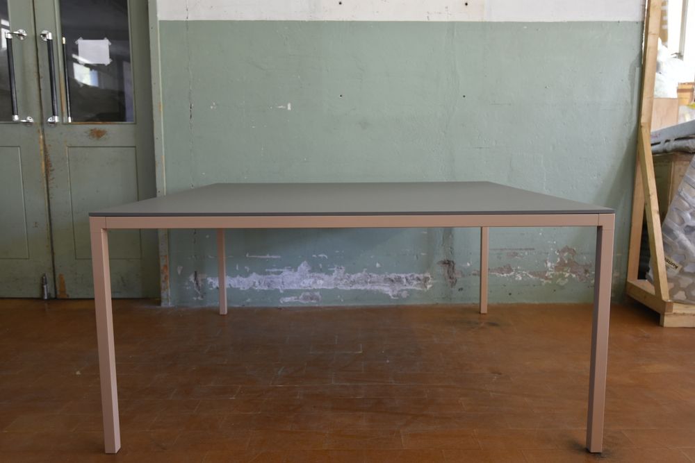 Designer Tisch Desalto Helsinki 35 Home (Gebraucht) in Lichtensteig für ...