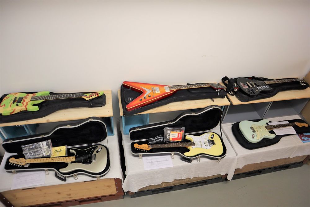 6 elektrische Gitarren u.a. Fender u. Hamer (Gebraucht) in Basel für ...